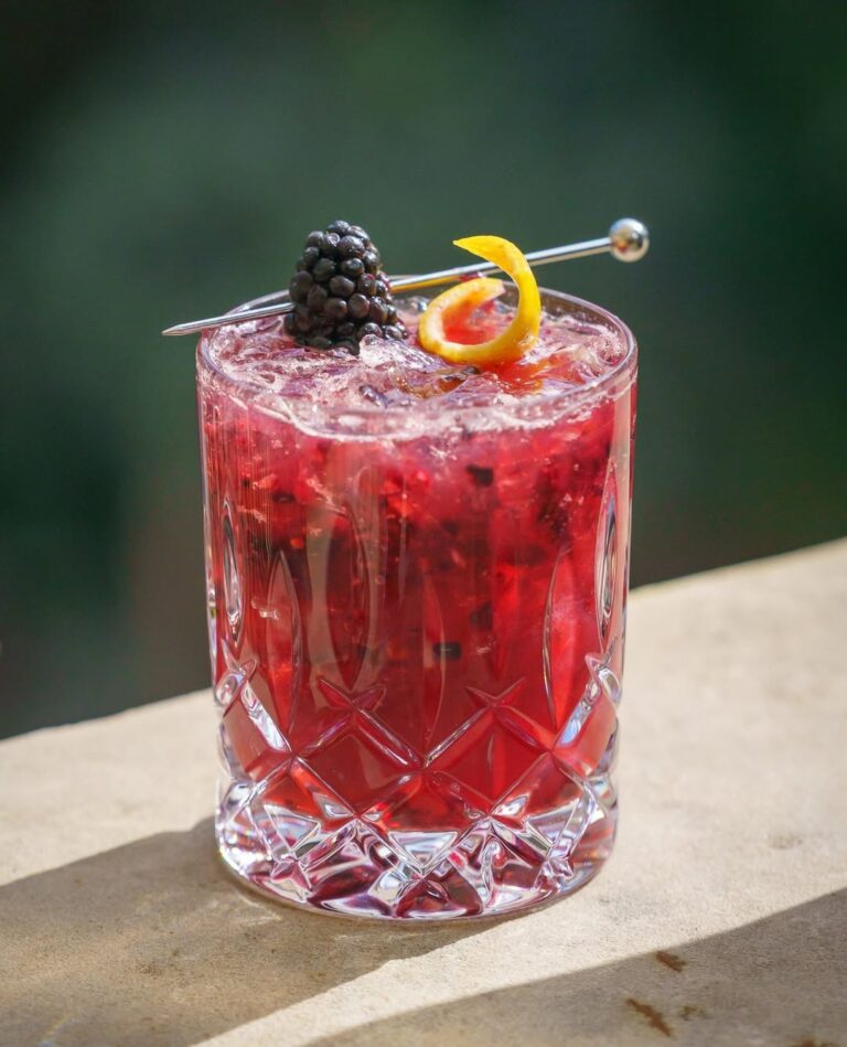Blackberry Bramble Cocktail — Classic Gin Cocktail with Fresh